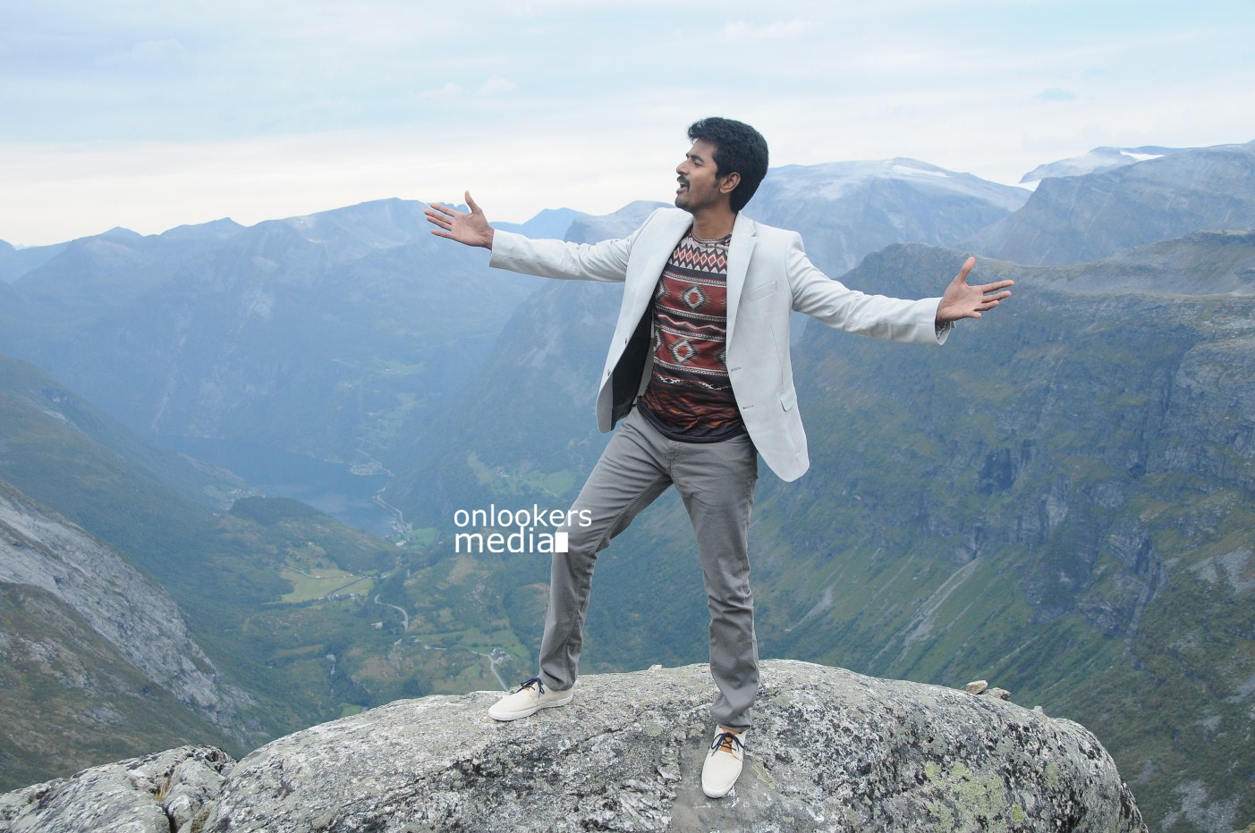 Sri Divya in Kaaki Sattai Stills-Images-Photos-Sivakarthikeyan ...