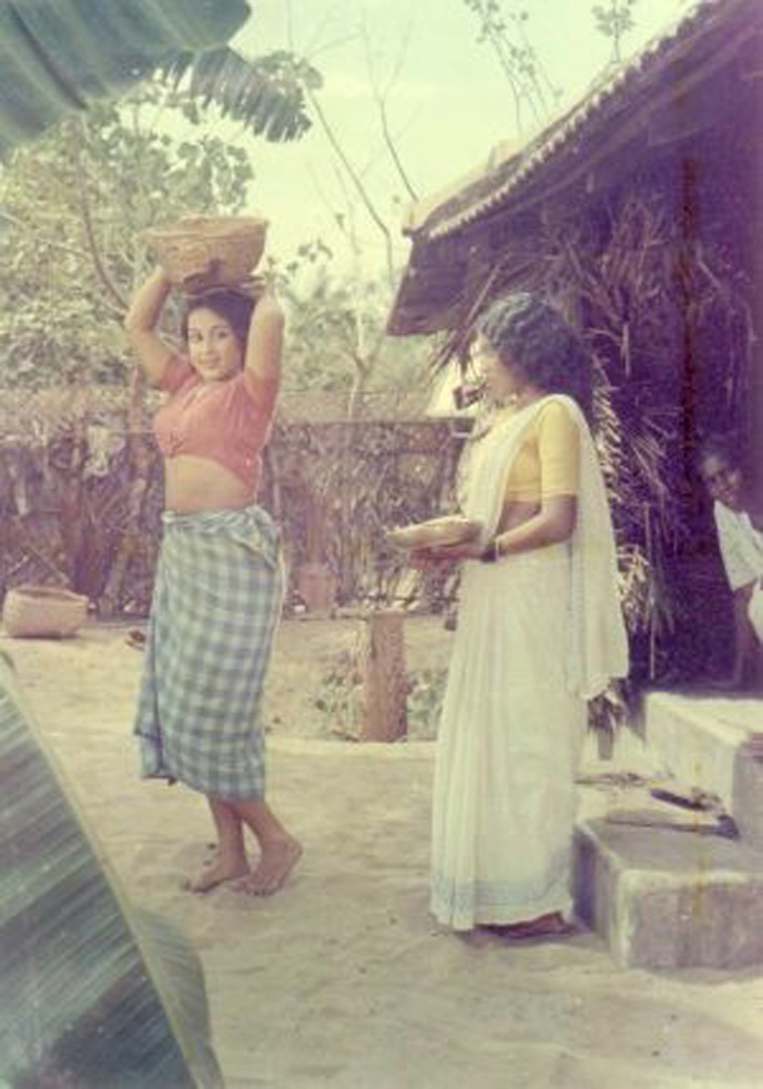 Chemmeen Movie Stills-Gallery-Photos-Madhu-Sathyan-Sheela-Onlookers ...