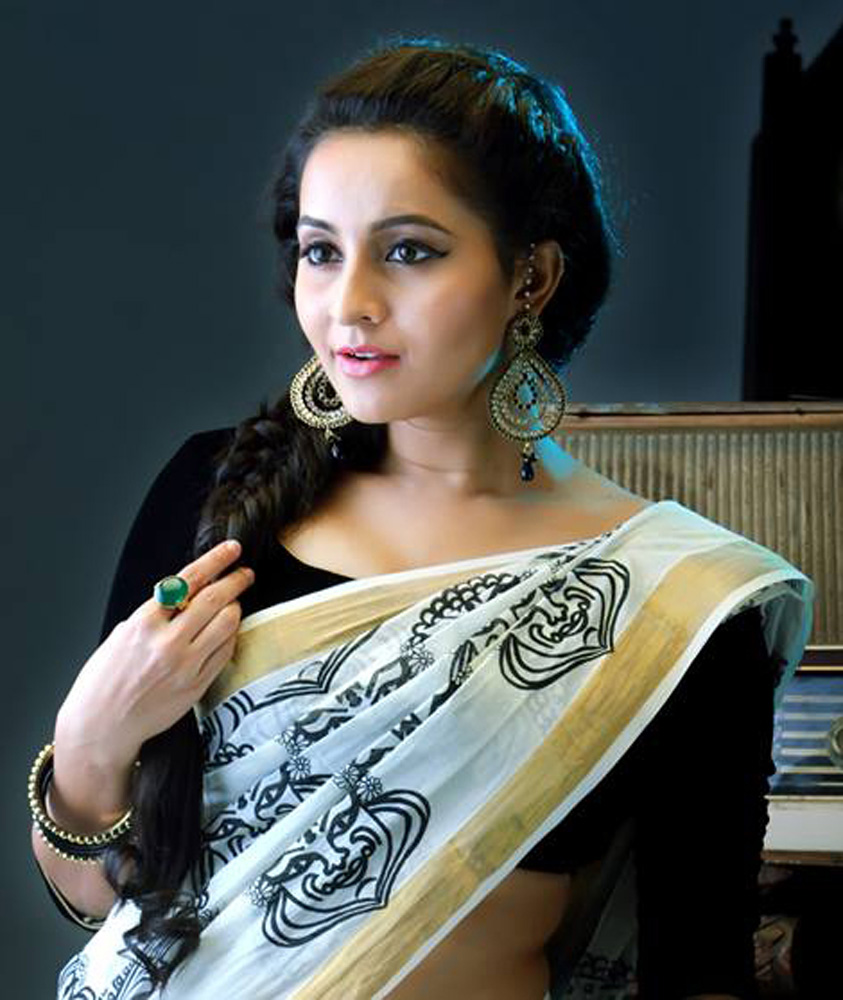 Actress Bhama Latest Stills-Photos - onlookersmedia