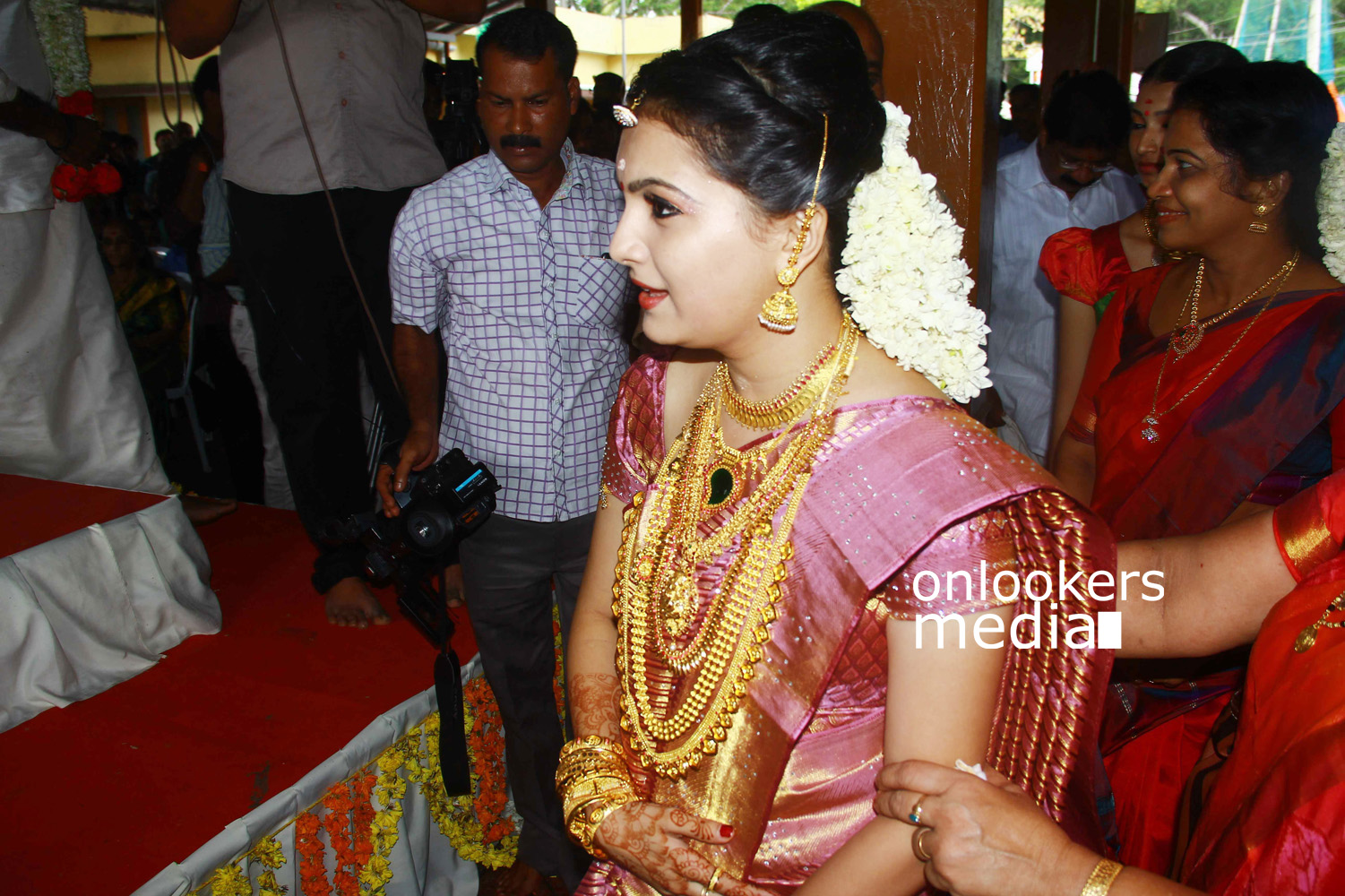 Saranya Mohan Wedding Stills-Photos - onlookersmedia